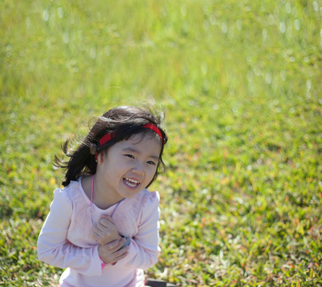 Entenda neste vídeo da Cochlear o que é a microtia e a atresia